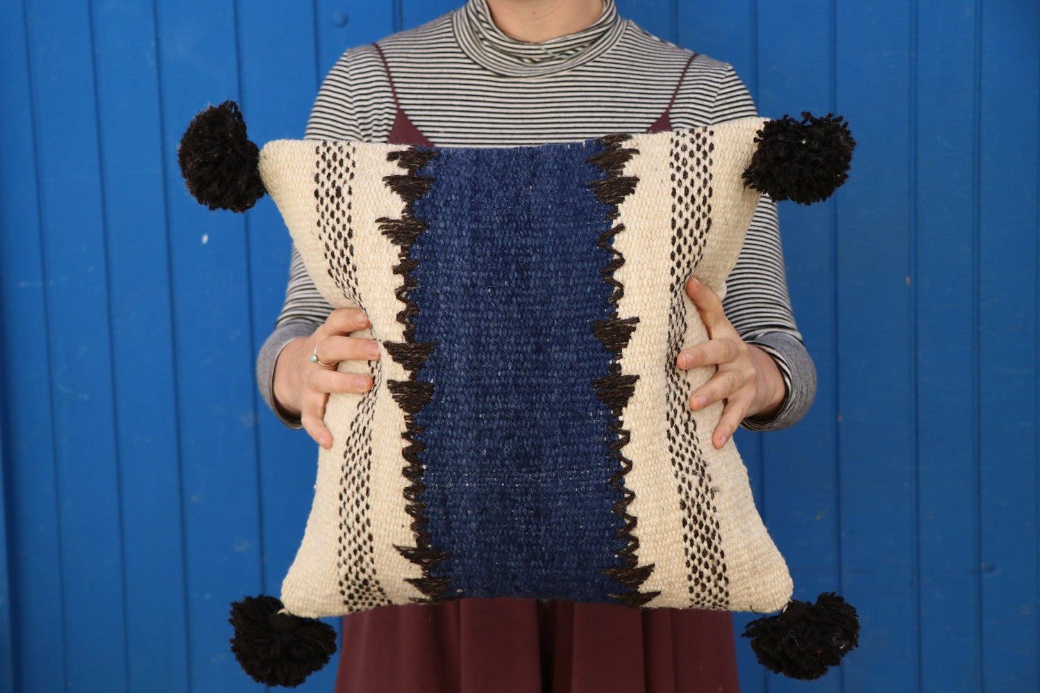 Upis handspun wool pillow - Lake – Threads of Peru